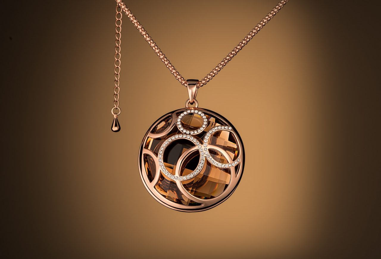 Jewelry Photography: Golden Pendant Shot, Workshop #40